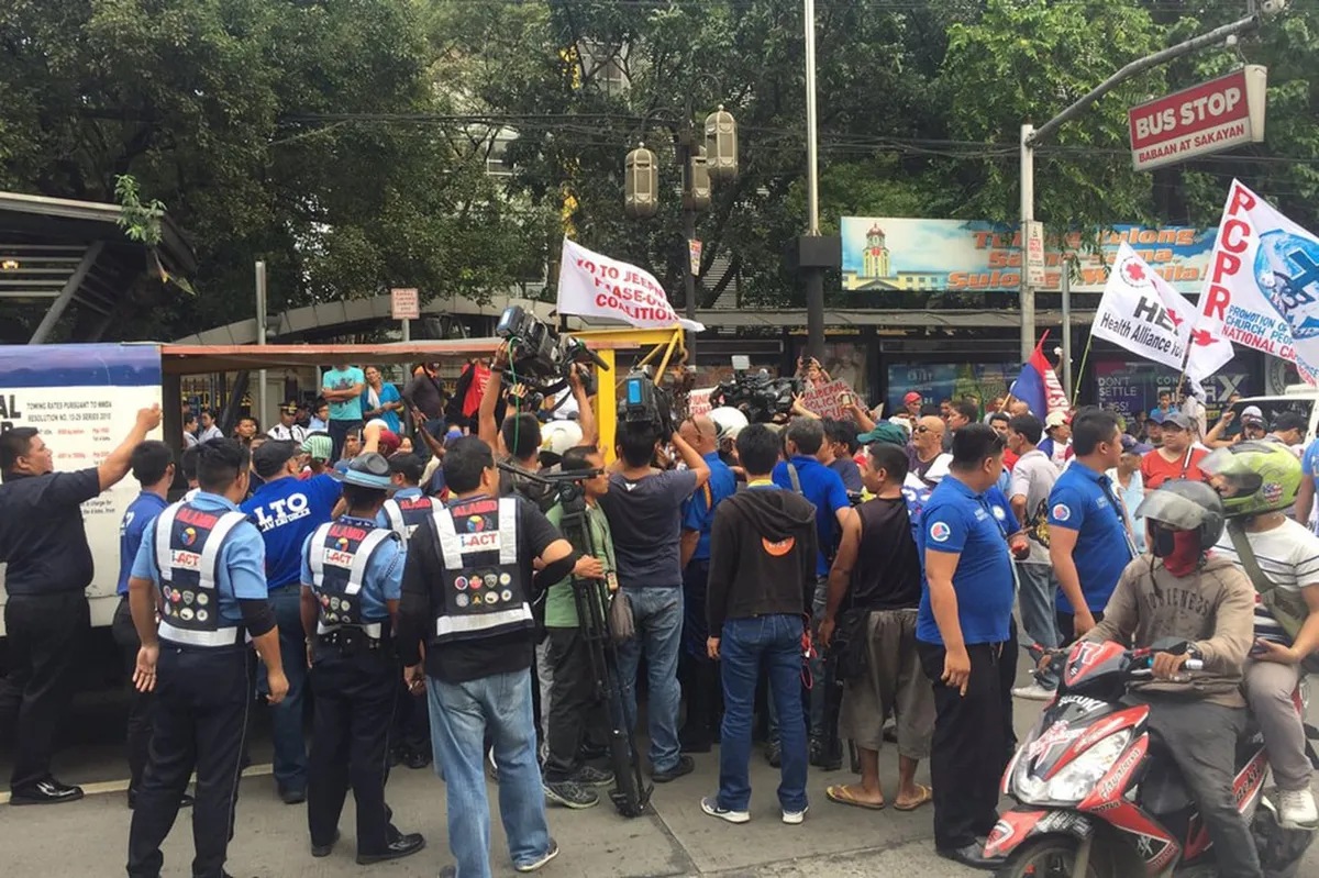 Caravan vs jeepney modernization, nauwi sa gulo | ABS-CBN News Caravan vs jeepney modernization, nauwi sa gulo | ABS-CBN News