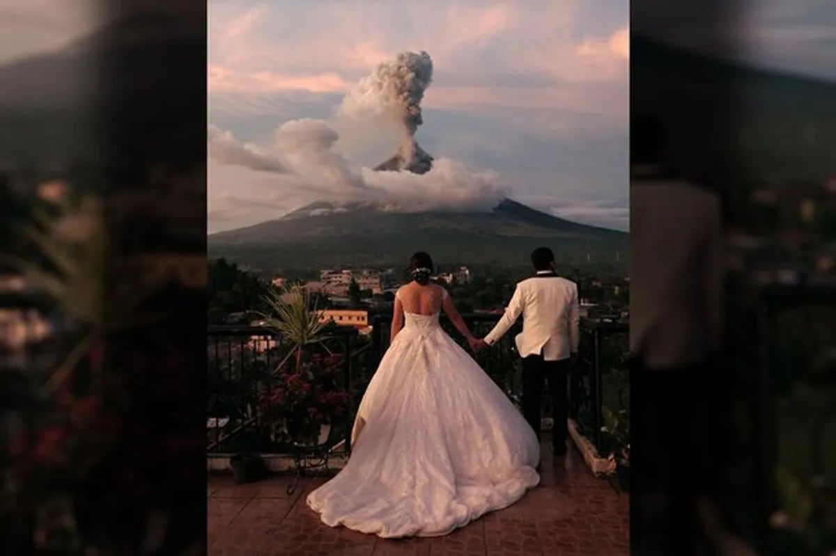 Love amid calamity: Newlyweds photographed before erupting Mayon ...