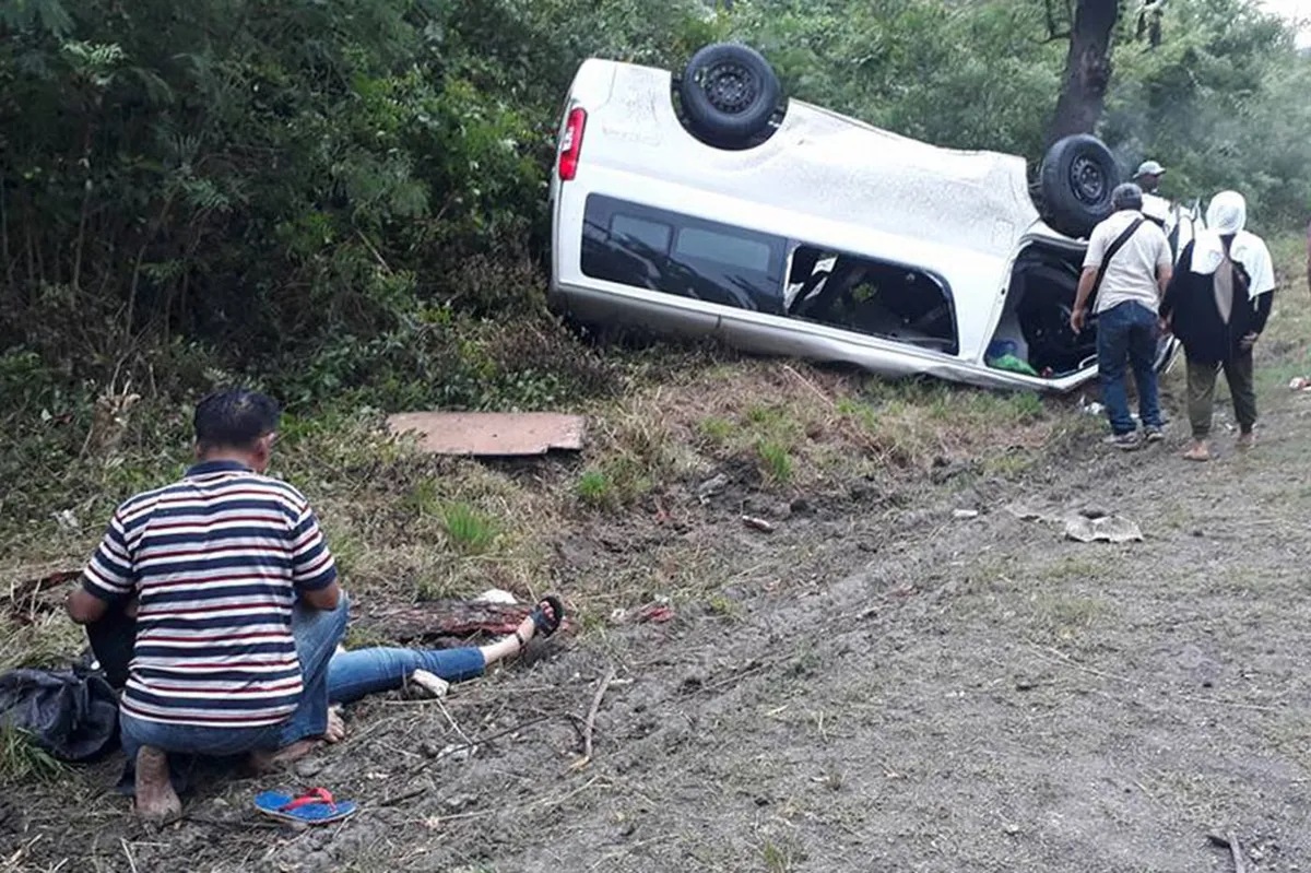 2 patay, 3 sugatan sa pagtaob ng van sa Sarangani | ABS-CBN News 2 patay, 3 sugatan sa pagtaob ng van sa Sarangani | ABS-CBN News