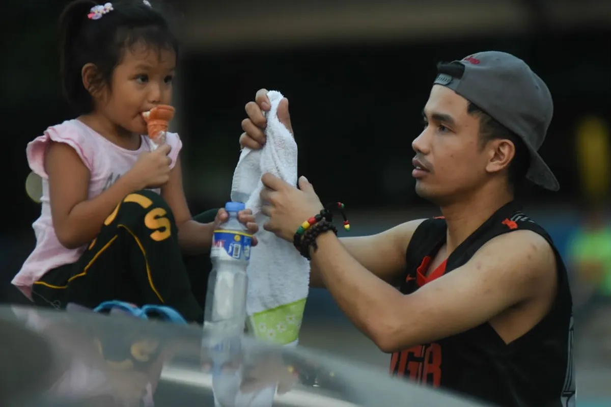 Filipino dads break stereotypes with Google searches | ABS-CBN News