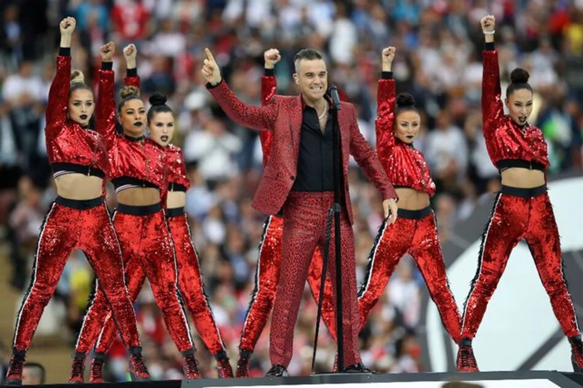 Robbie Williams kicks off World Cup with obscene gesture | ABS-CBN ...