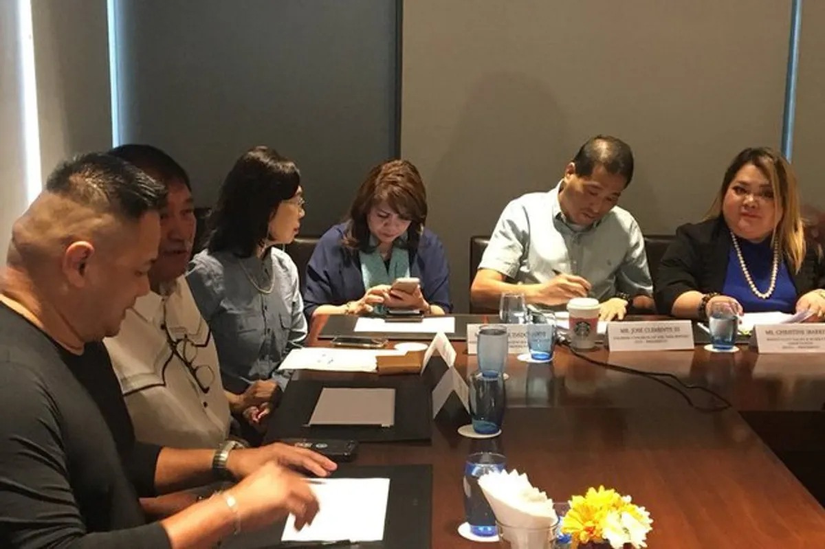 Mungkahi ng mga taga-Boracay: kaniya-kaniyang linis ng bakuran | ABS ...