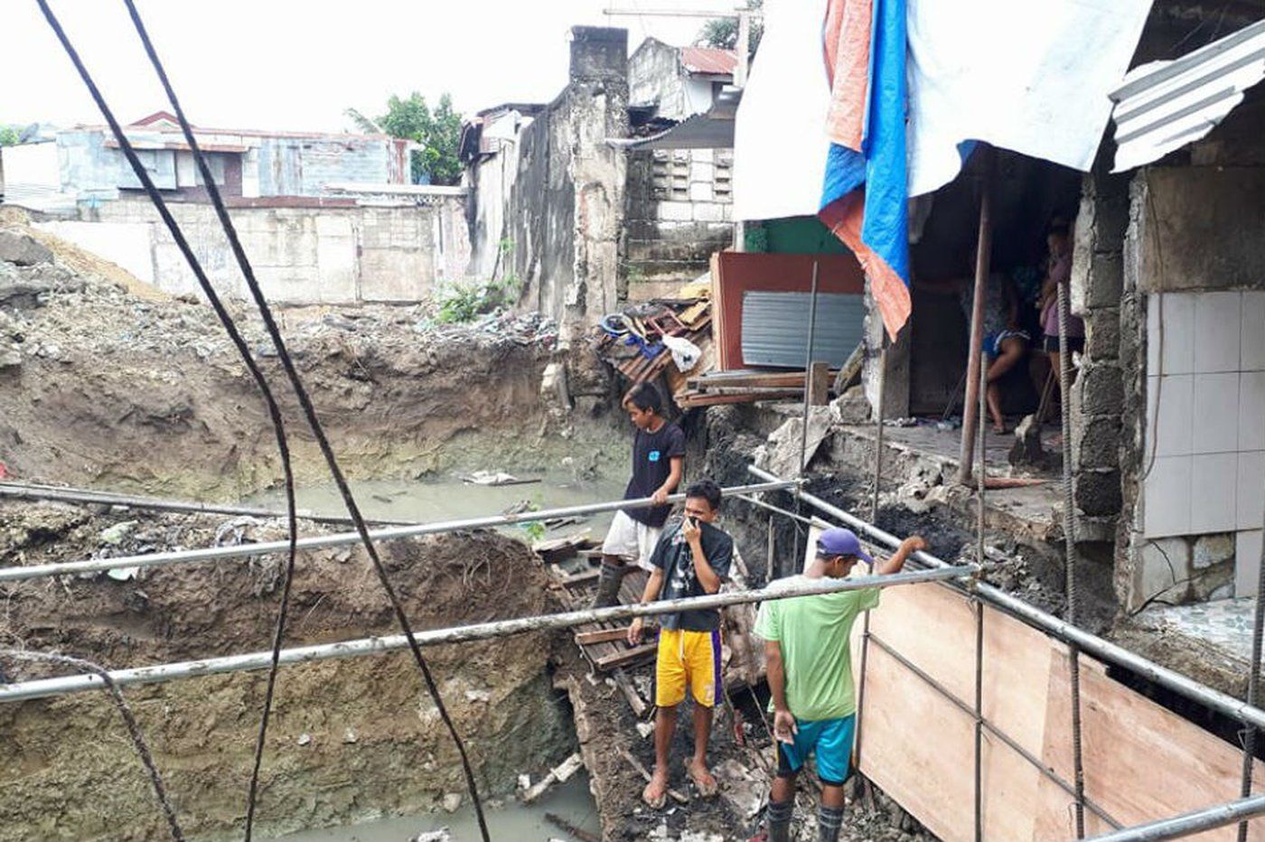 Pader ng 2 bahay sa Cebu gumuho, katabing konstruksyon sinisi | ABS-CBN ... Pader ng 2 bahay sa Cebu gumuho, katabing konstruksyon sinisi | ABS-CBN ...