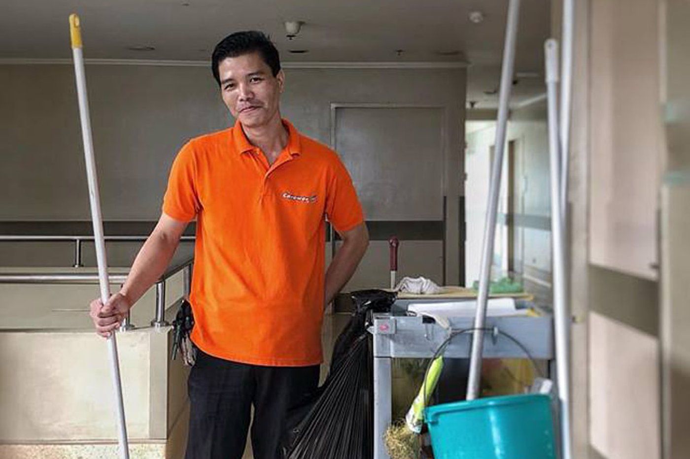 Janitor, nagbalik ng bag na may P1 milyon cash | ABS-CBN News