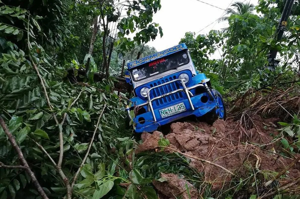 1 patay, 2 sugatan sa pagguho ng lupa sa Camarines Sur | ABS-CBN News