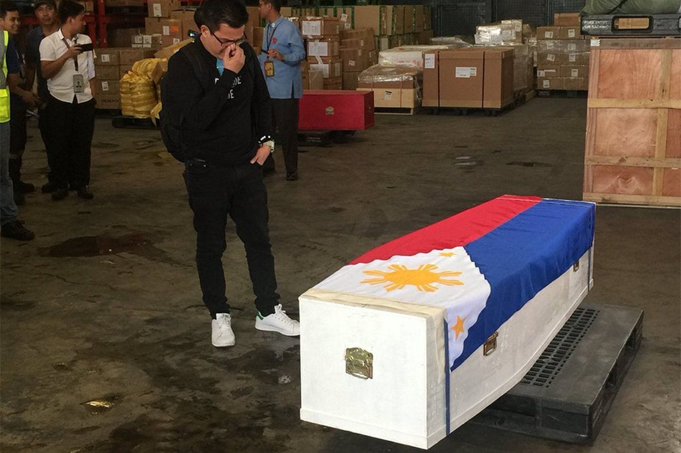 Husband weeps as Isabel Granada's remains arrive in Manila | ABS-CBN ...