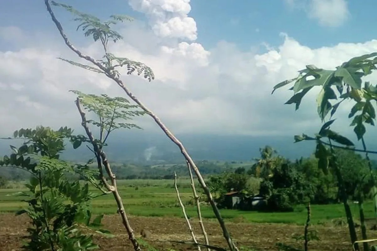 Mt. Kanlaon, muling nagbuga ng maitim na usok at abo | ABS-CBN News