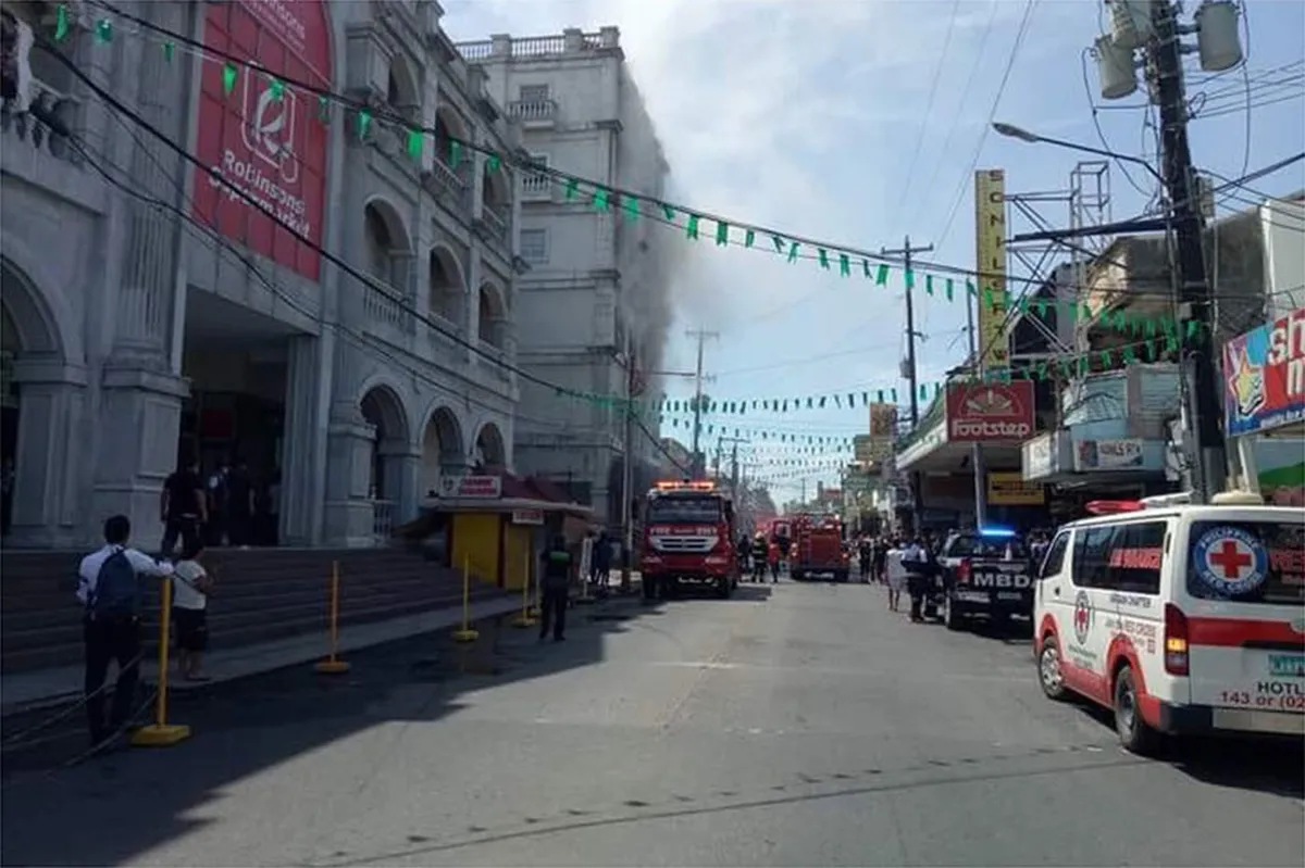 Sunog sa mall sa Bataan muling naglagablab | ABS-CBN News Sunog sa mall sa Bataan muling naglagablab | ABS-CBN News