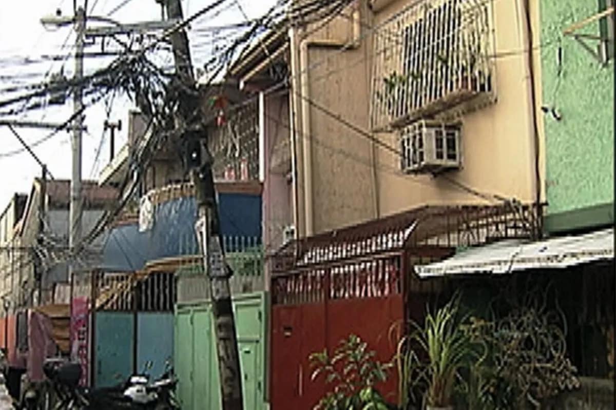 Tagilid na poste ng kuryente, 2 taon reklamo ng mga residente ...