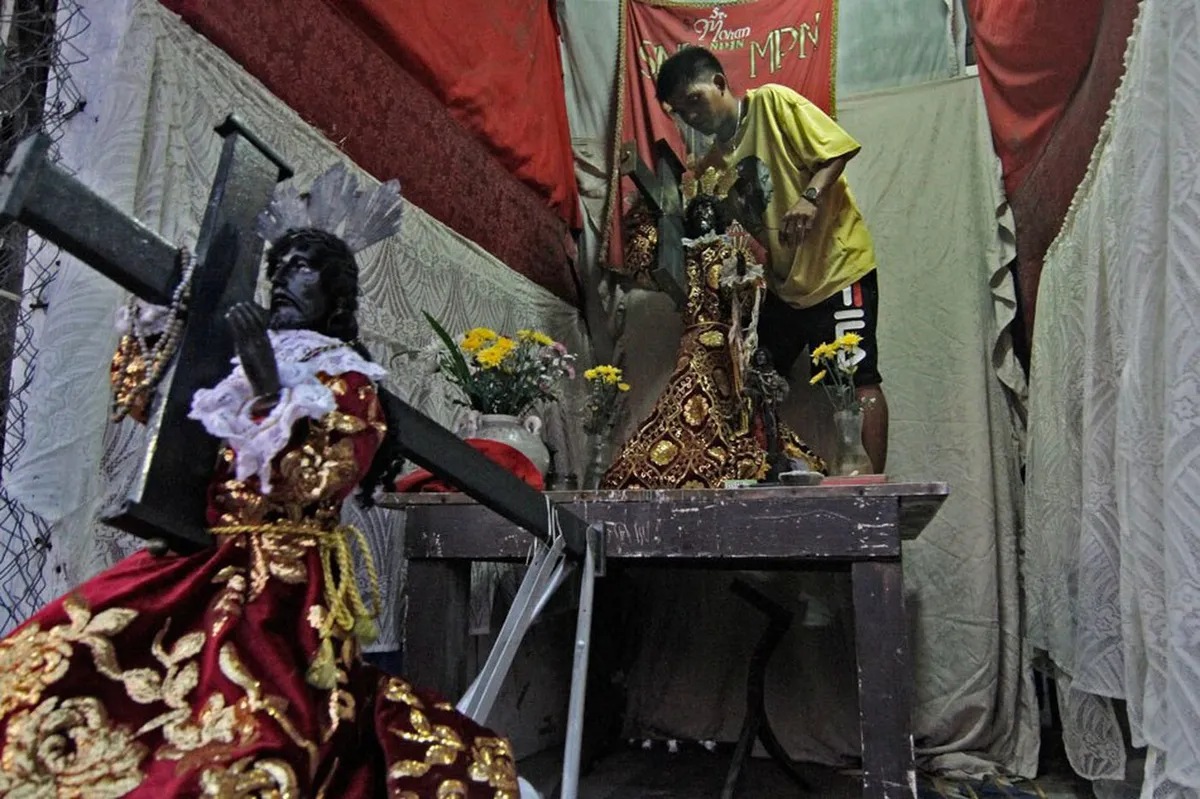 Mahigit 16,000 lumahok sa 'pahalik' sa Nazareno | ABS-CBN News Mahigit 16,000 lumahok sa 'pahalik' sa Nazareno | ABS-CBN News