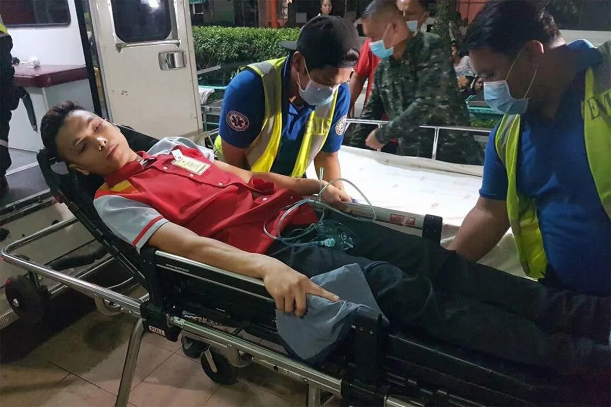 Fast-food crew sa Davao, sugatan nang ‘mabaril’ ng guwardiya | ABS-CBN News