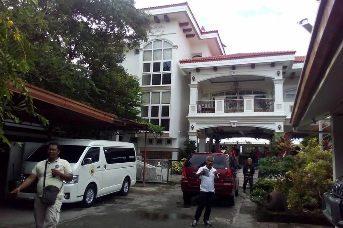 NBI inspects Iloilo City mayor Mabilog's house | ABS-CBN News