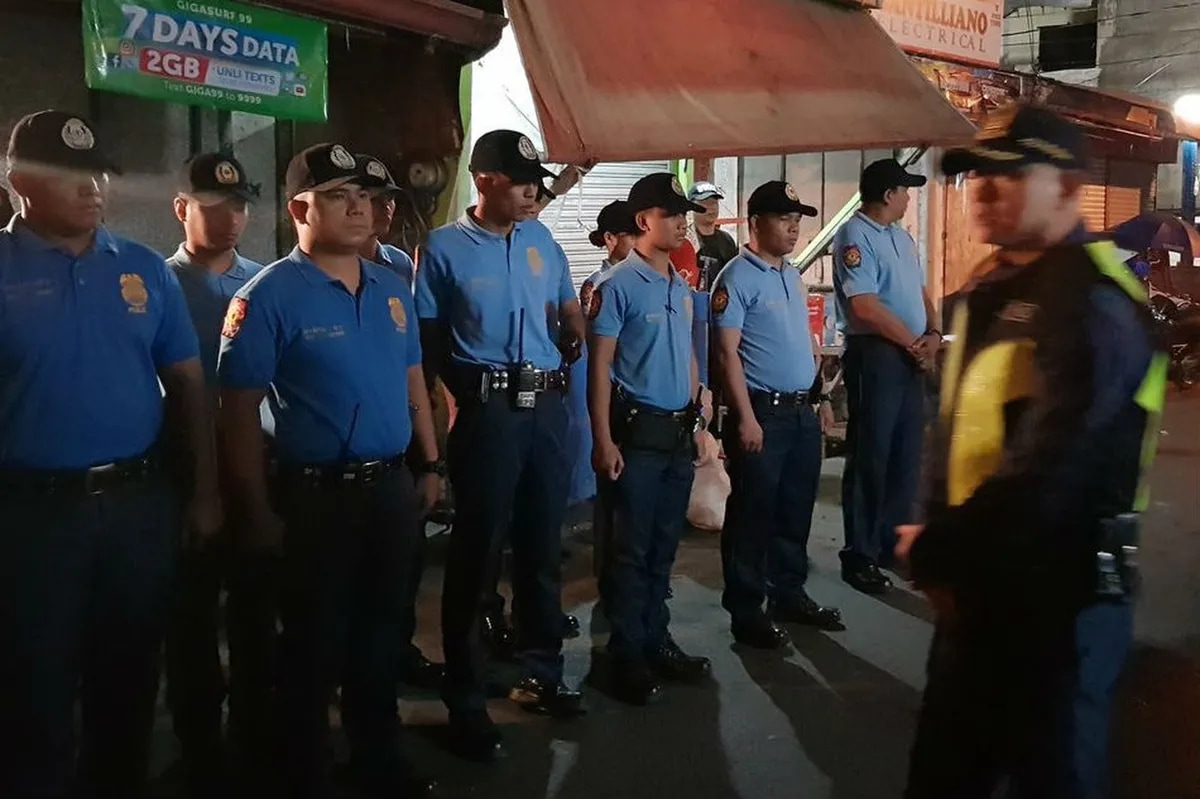 Mga hepe, pulis ng 3 istasyon naaktuhang nag-iinuman, tulog habang naka ... Mga hepe, pulis ng 3 istasyon naaktuhang nag-iinuman, tulog habang naka ...