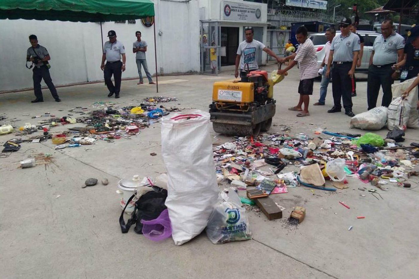 Mga kontrabando sa Davao City Jail, ipinasira | ABS-CBN News