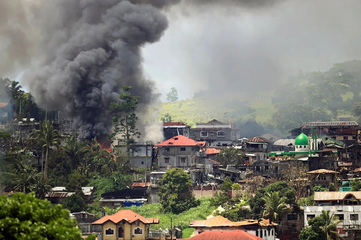 Mga hostage ng Maute, ginagamit para sa pagnanakaw | ABS-CBN News Mga hostage ng Maute, ginagamit para sa pagnanakaw | ABS-CBN News