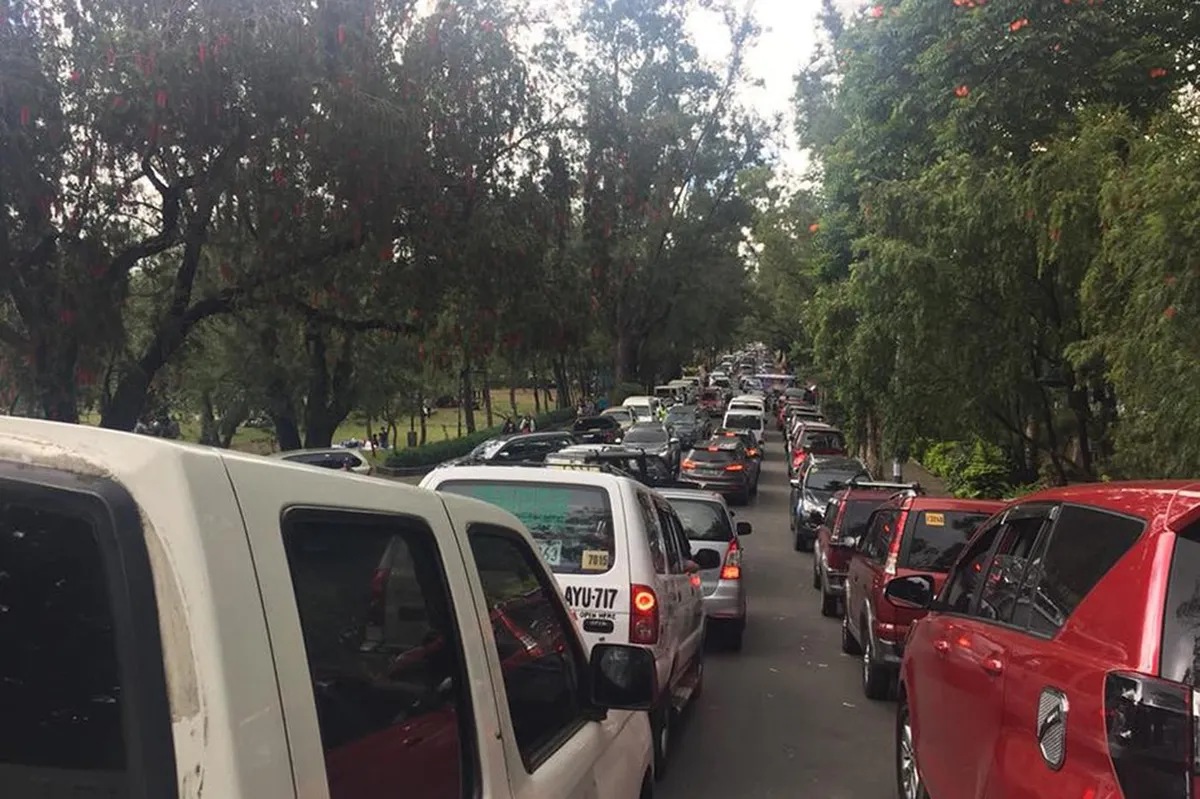 Trapik sa Baguio nagsikip sa pagdagsa ng mga turista | ABS-CBN News