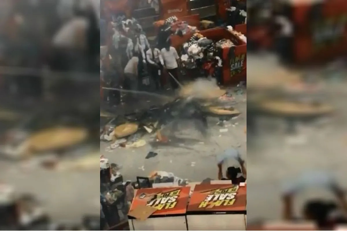 Higanteng parol, nasunog sa gitna ng mall sa Taguig | ABS-CBN News