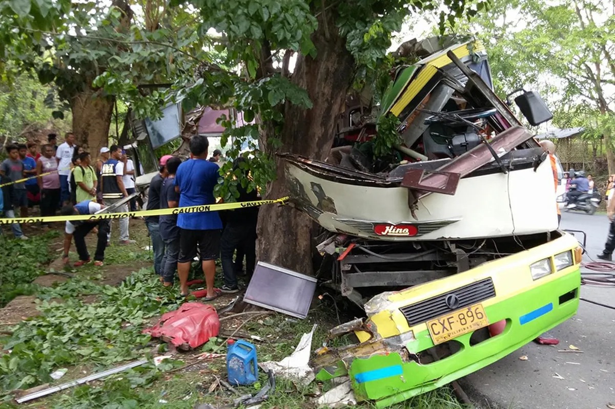1 patay, 13 sugatan sa pagsalpok ng minibus sa puno | ABS-CBN News 1 patay, 13 sugatan sa pagsalpok ng minibus sa puno | ABS-CBN News