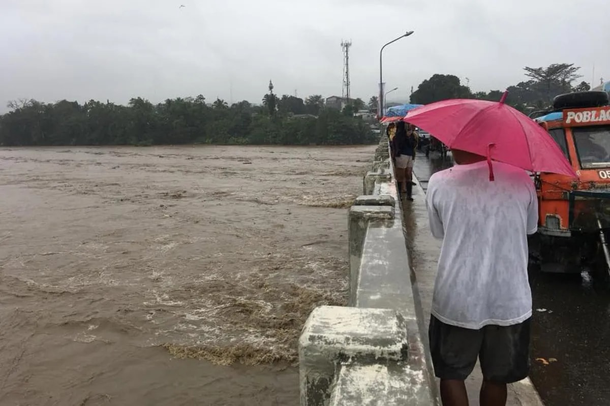 Forced evacuation sa Valencia City dahil sa patuloy na pagtaas ng ...