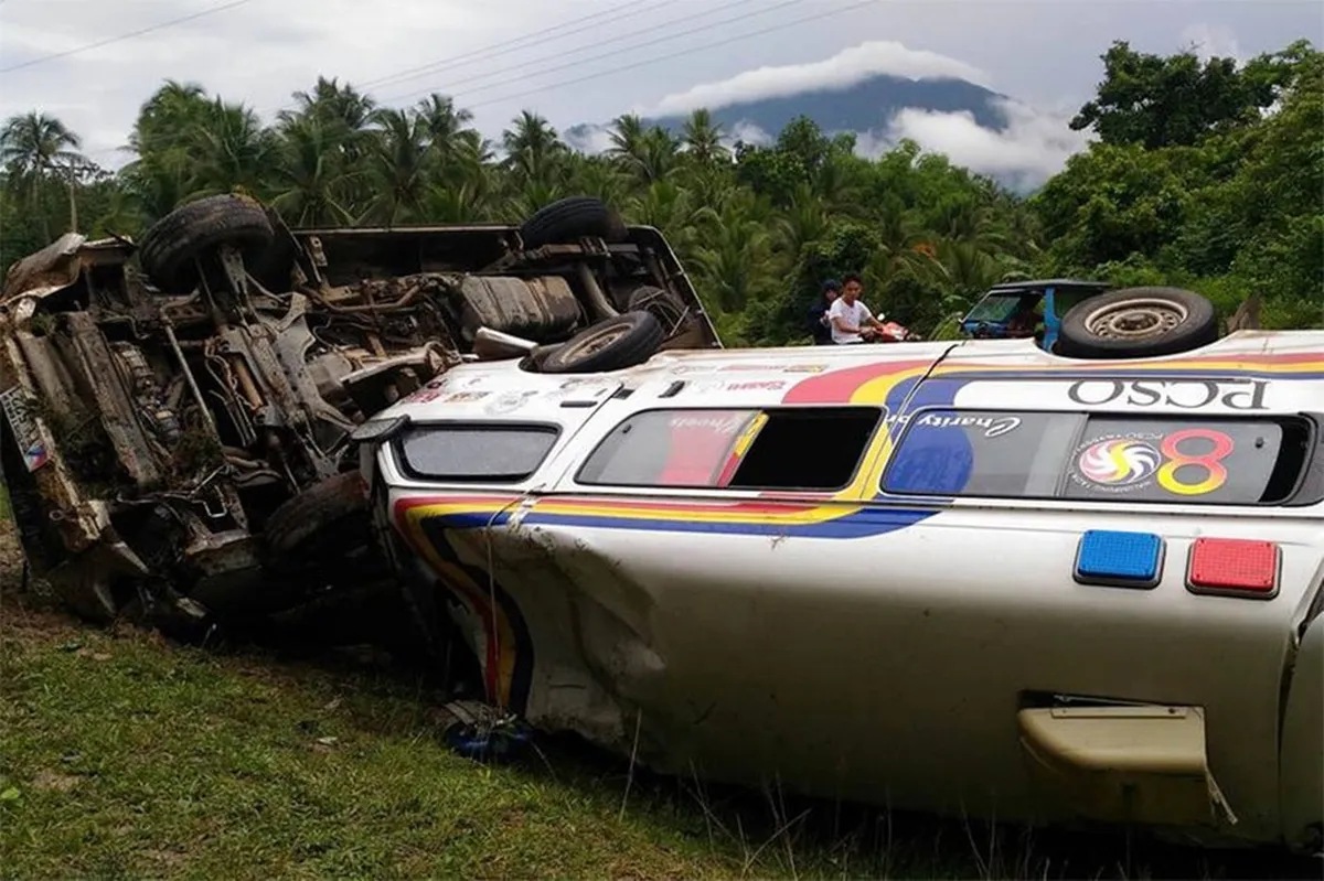 3 sugatan sa banggaan ng van at ambulansya sa Palawan | ABS-CBN News