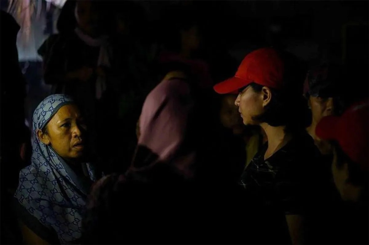 TINGNAN: Angel Locsin, bumisita sa mga 'bakwit' mula Marawi | ABS-CBN ...