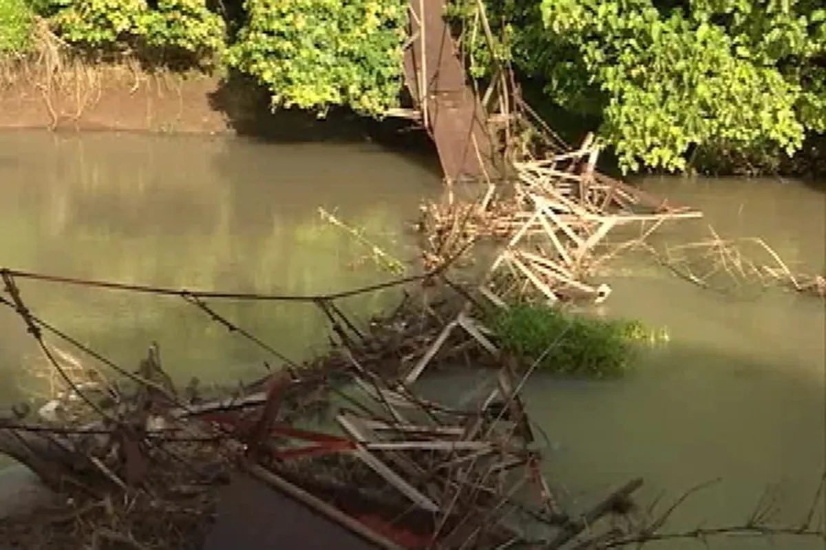 VIRAL: Mga batang tumatawid sa peligrosong hanging bridge | ABS-CBN News