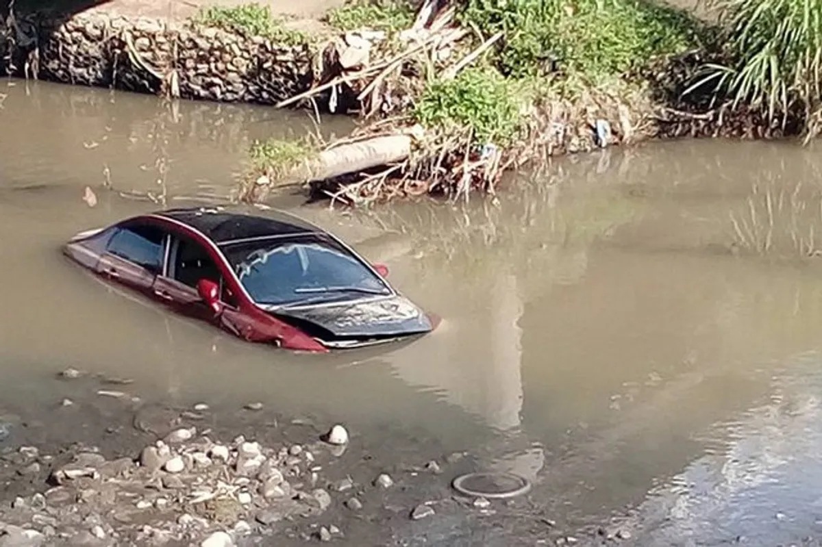 Kotseng minamaneho umano ng lasing, tumilapon sa ilog | ABS-CBN News