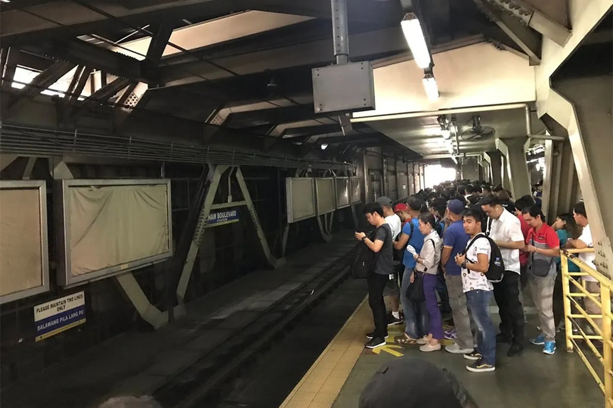Congressman among hundreds stranded in MRT breakdown | ABS-CBN News