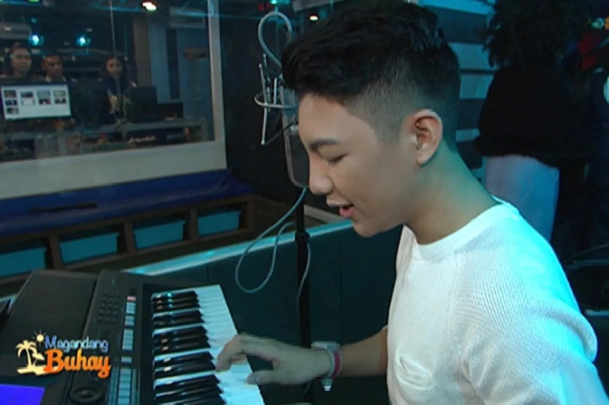 Darren, ipinakita ang talento sa pagtugtog ng piano | ABS-CBN Entertainment