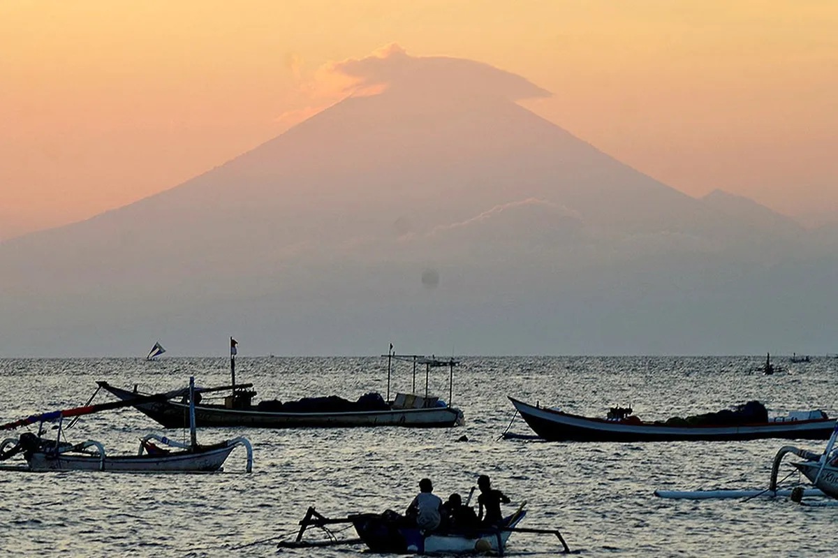 Bali volcano on highest alert level, thousands flee | ABS-CBN