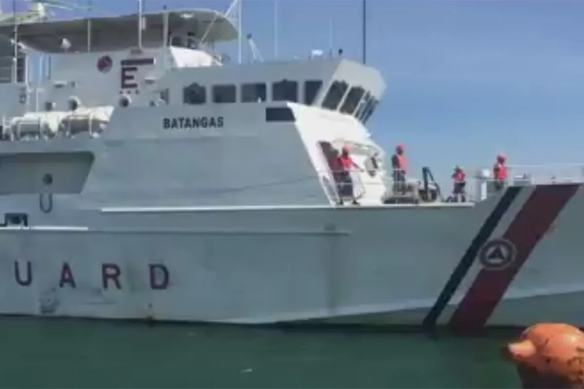 Coast guard vessel arrives at Iligan port with relief goods for Marawi ...