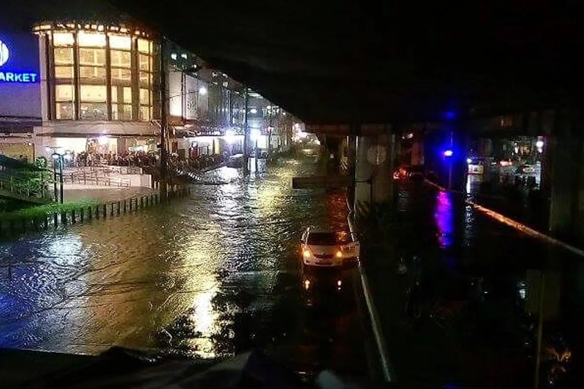 Thunderstorms flood parts of Quezon City, Manila | ABS-CBN News