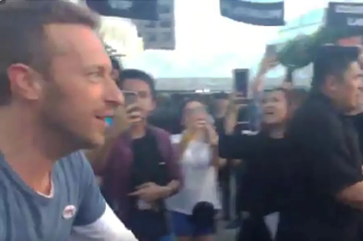 WATCH: Coldplay rides jeepney, Chris Martin bikes | ABS-CBN