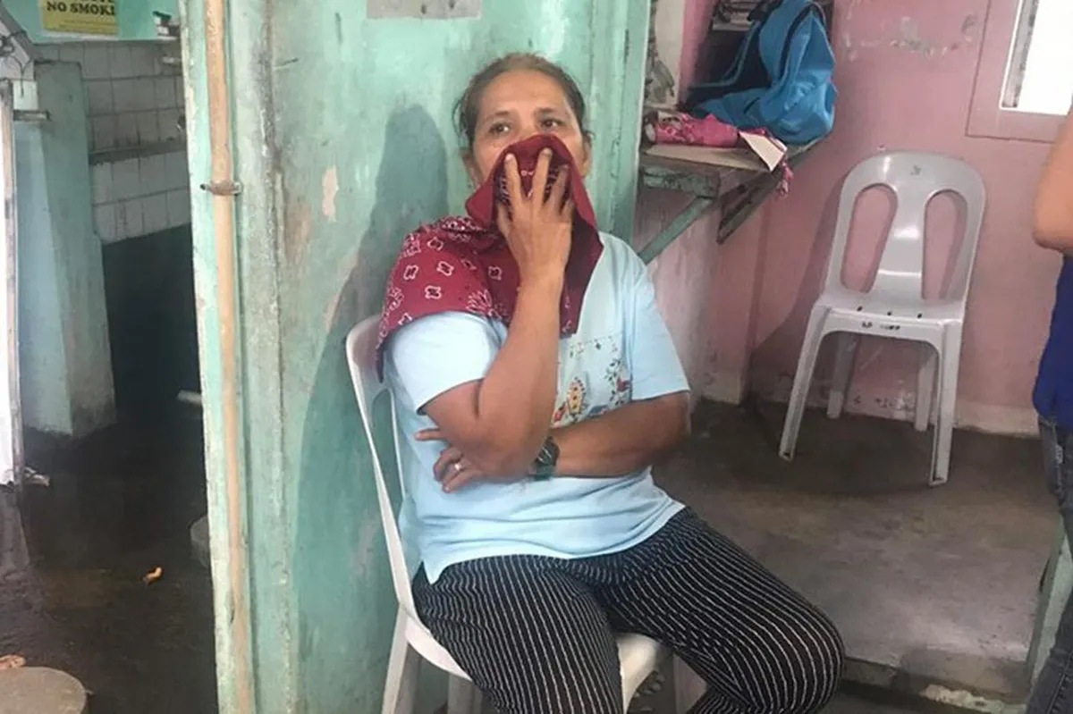 Babaeng dadalaw sa anak na preso, nahulihan ng shabu sa tsinelas | ABS ...