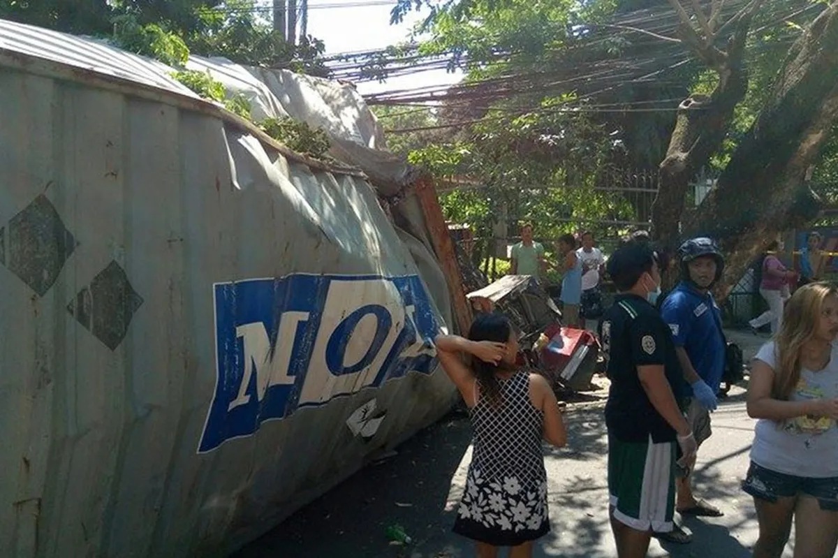 Hindi bababa sa 6 ang patay sa pag-araro ng truck sa mga tindahan sa ...