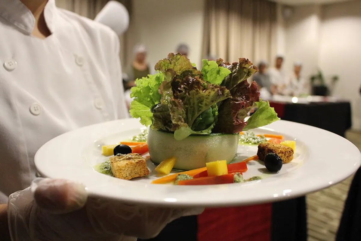 Chef gives 'juicy' tip to make salads appealing for picky eaters | ABS ...