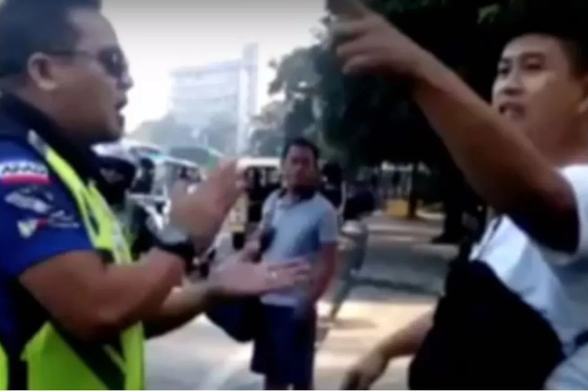 Pulis-QC, MMDA nagka-initan dahil sa towing ng jeep | ABS-CBN News