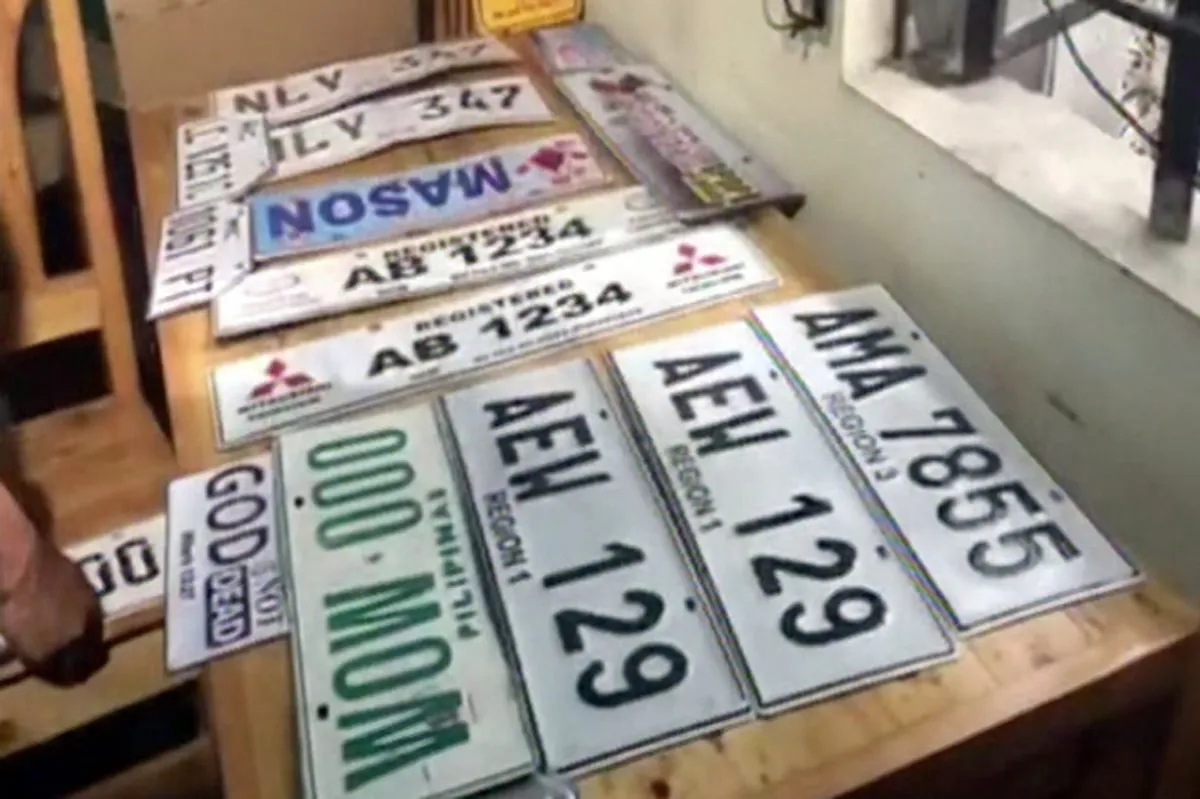 Mag-asawang gumagawa umano ng pekeng plaka, timbog | ABS-CBN News Mag-asawang gumagawa umano ng pekeng plaka, timbog | ABS-CBN News
