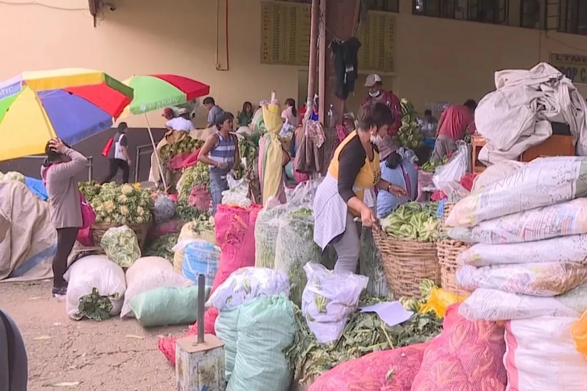 Bentahan ng gulay pahirapan kahit bagsak-presyo na | ABS-CBN News