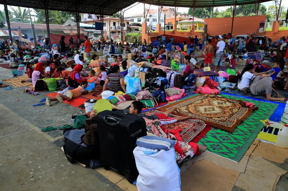 Mga 'bakwit', binigyan ng pagkakakitaan habang nasa evacuation center ...
