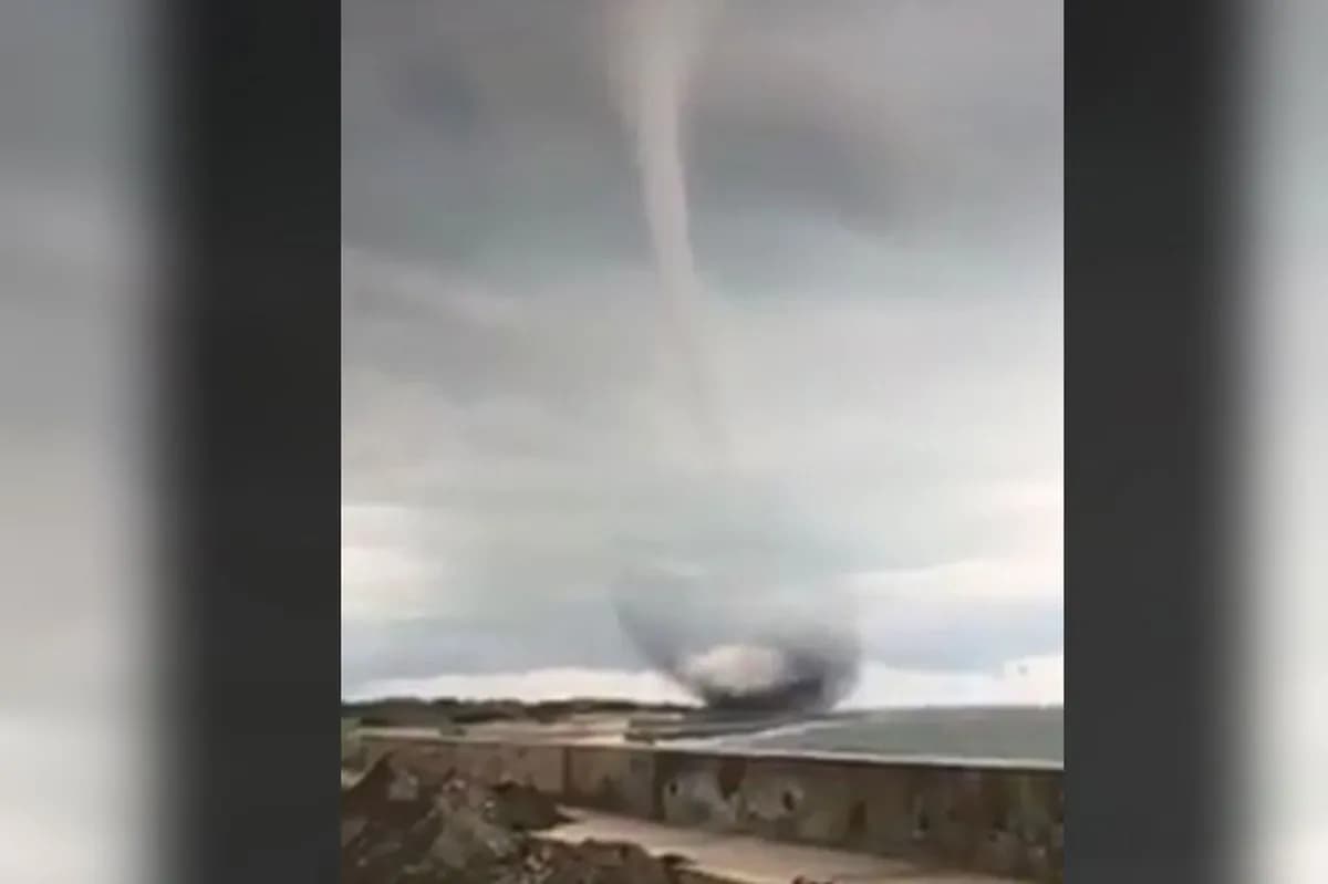 TINGNAN: Buhawi namataan sa dagat sa Ilocos Sur | ABS-CBN News TINGNAN: Buhawi namataan sa dagat sa Ilocos Sur | ABS-CBN News
