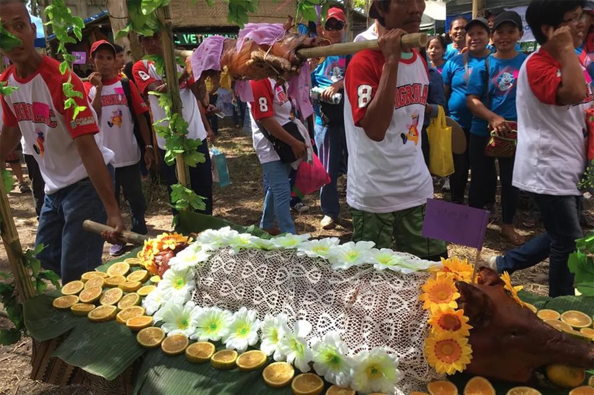 LOOK: Locals feast on free lechon in Bacolod festival | ABS-CBN Lifestyle