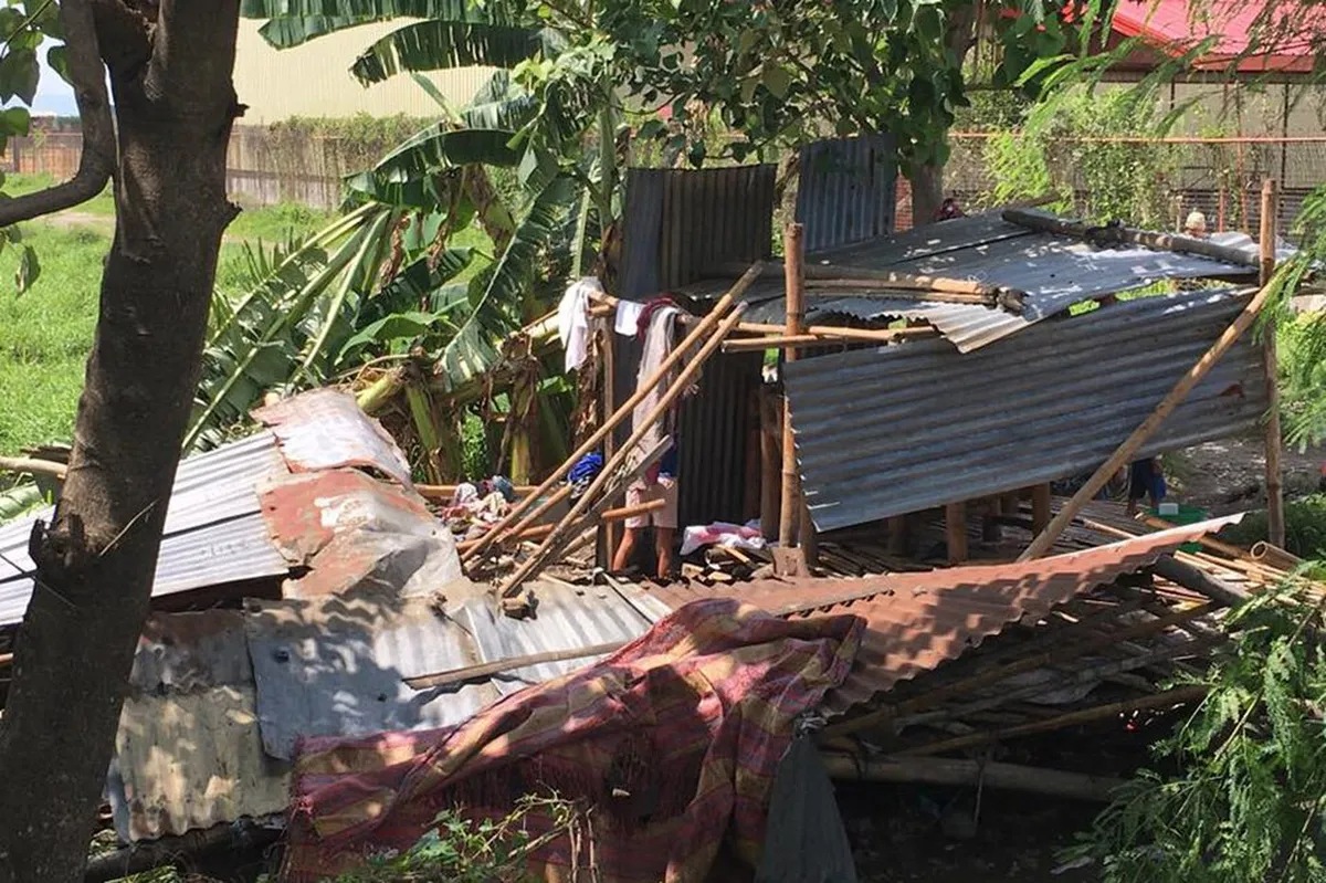 Ilang bahay nasira sa pagragasa ng ipuipo sa Negros | ABS-CBN News Ilang bahay nasira sa pagragasa ng ipuipo sa Negros | ABS-CBN News