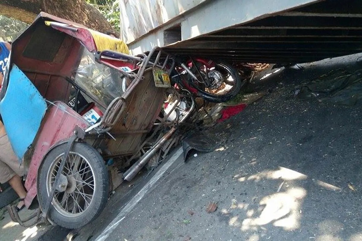 5 patay sa pag-araro ng trailer truck sa mga tindahan sa Taytay | ABS ...