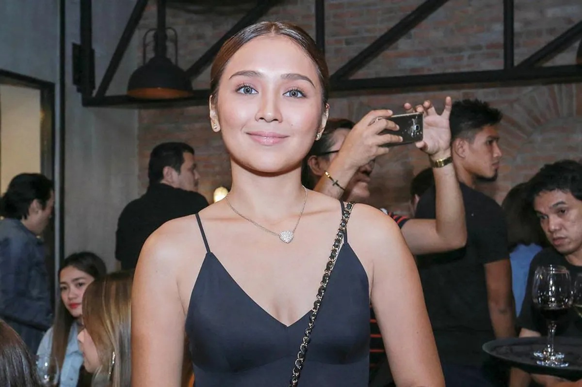 LOOK: Kathryn cuts the ribbon, as Daniel launches new resto | ABS-CBN Lifestyle