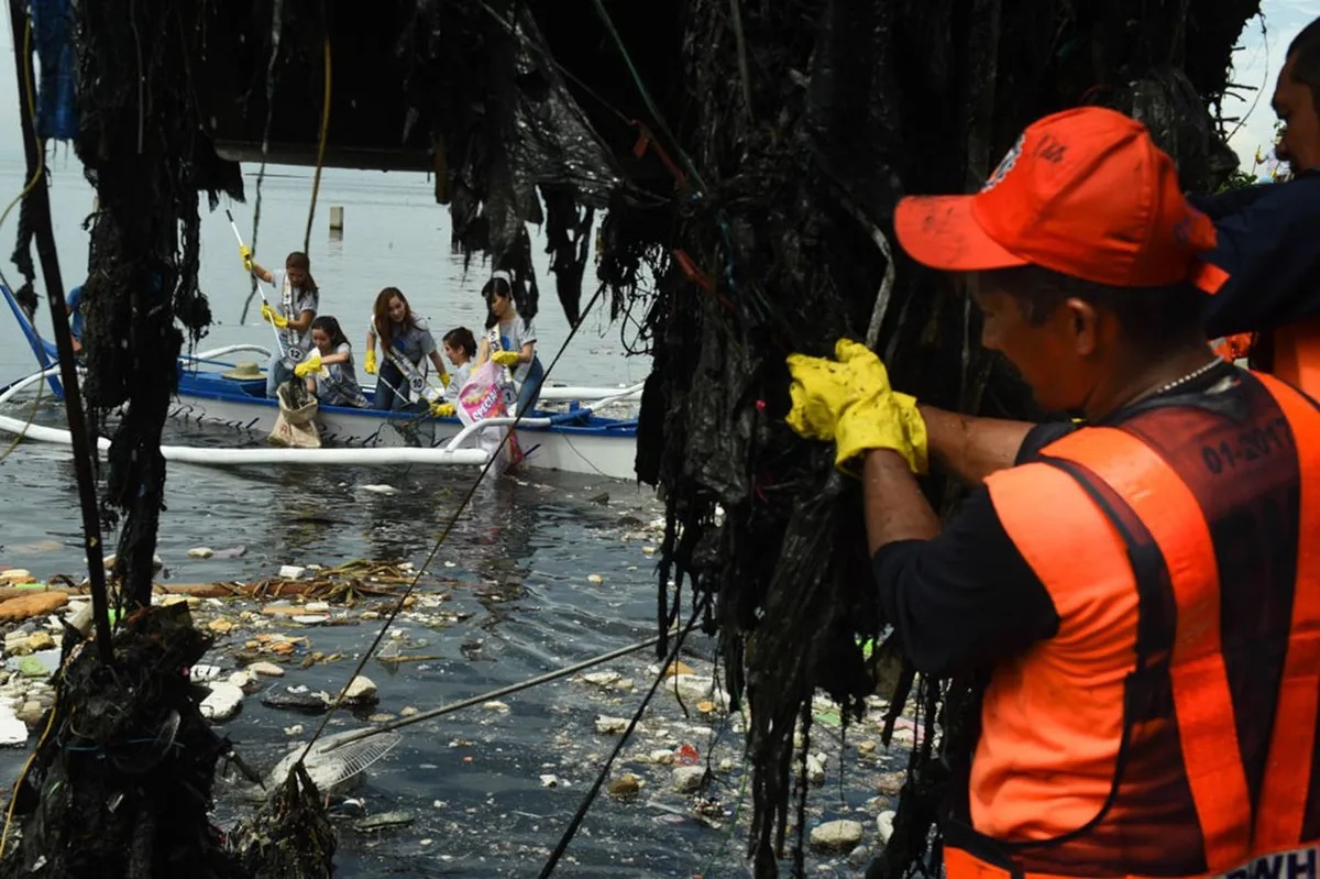 Mga nakilahok sa clean up drive sa Manila Bay, dumami | ABS-CBN News