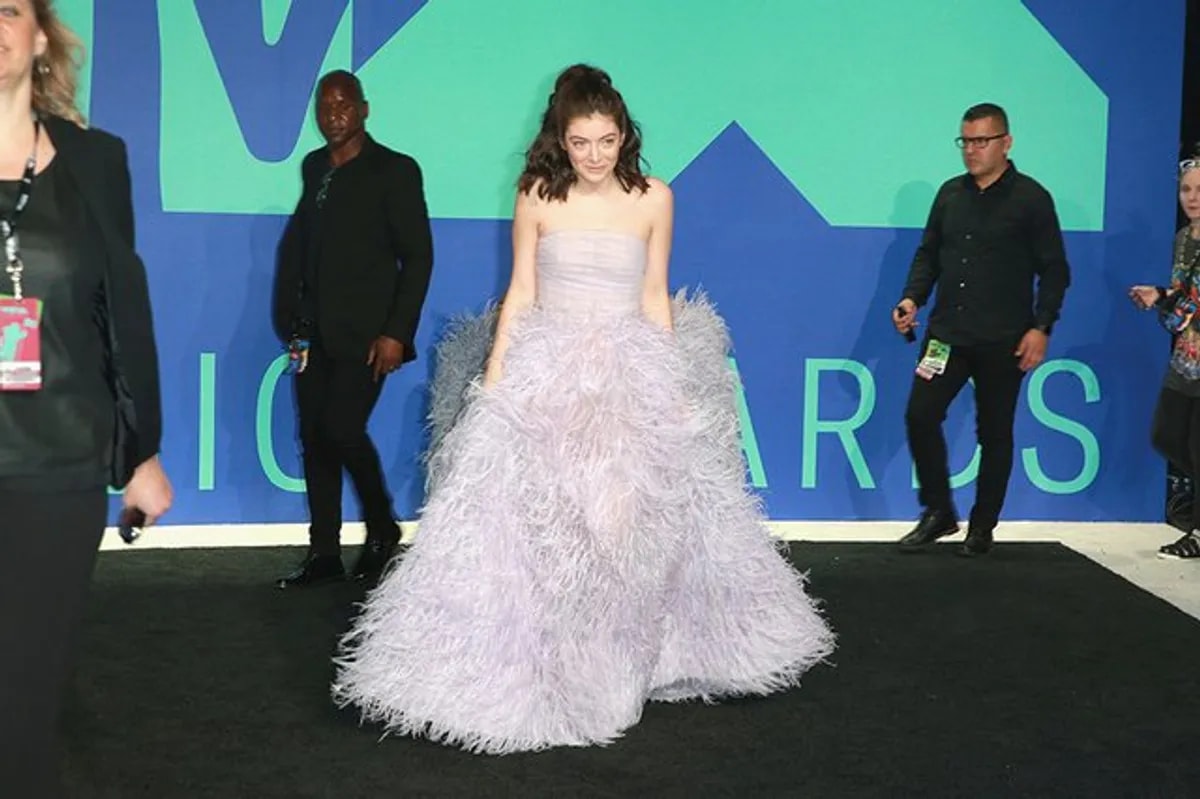 LOOK: Lorde wears Lhuillier at VMA 'blue' carpet | ABS-CBN Lifestyle