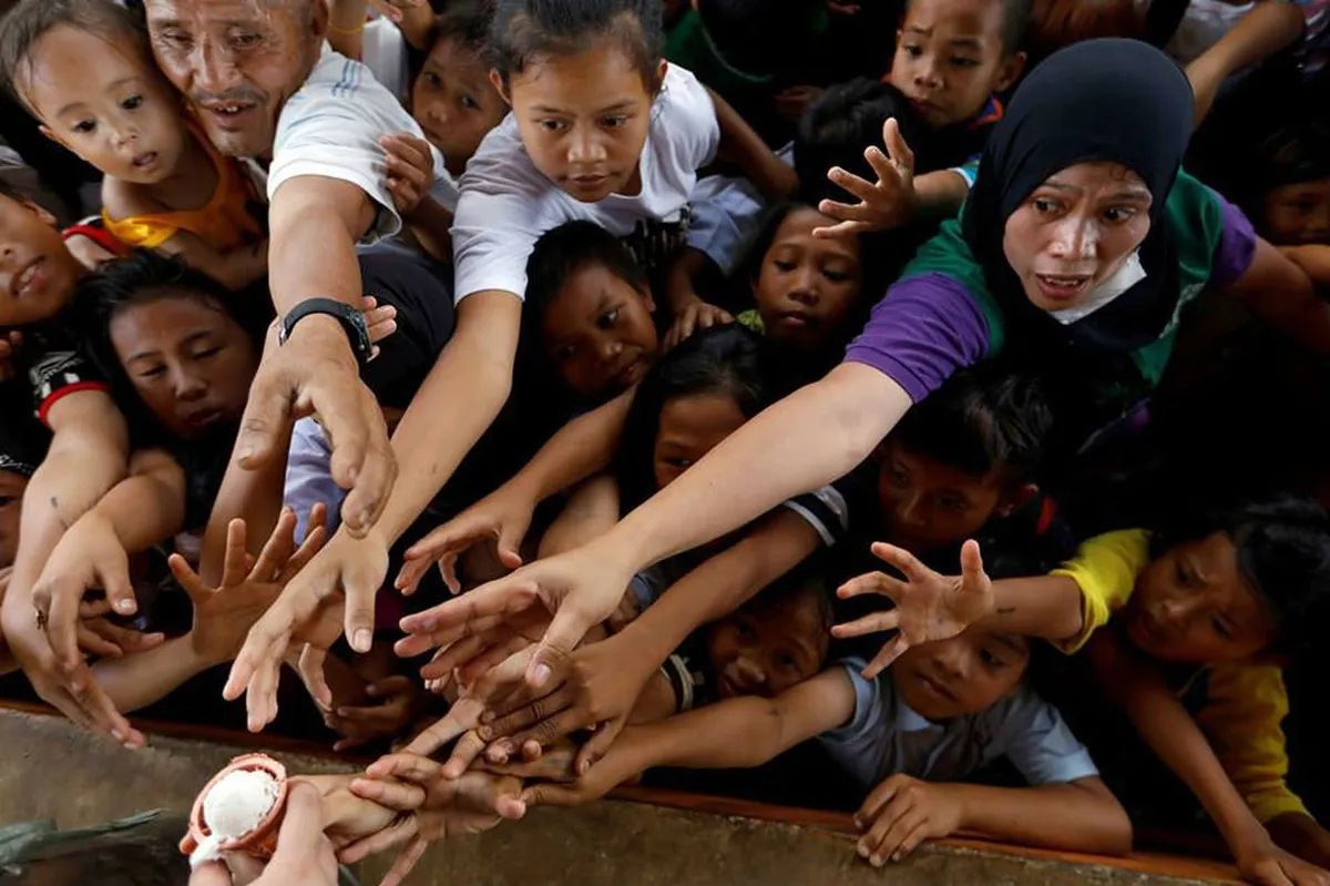 Panic ensues as locals swarm relief goods in Marantao town | ABS-CBN News