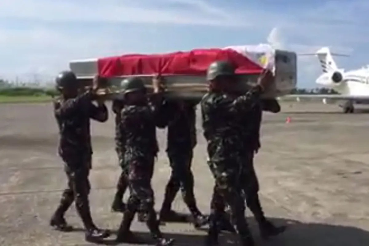 Mga labi ng sundalong nasawi sa Marawi sinalubong ng kaanak sa Davao ... Mga labi ng sundalong nasawi sa Marawi sinalubong ng kaanak sa Davao ...