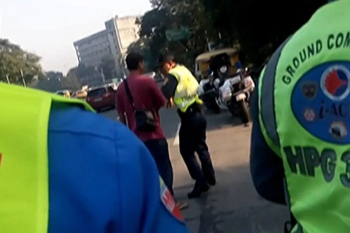 SPO2 na nagbanta nang mahatak ang jeep, sinibak sa puwesto, kakasuhan | ABS-CBN News